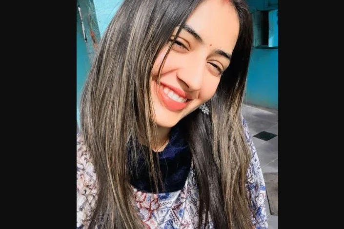 Chandrika Gera Dixit (Vada Pav Girl) Age, Husband, Biography Wiki, Net ...