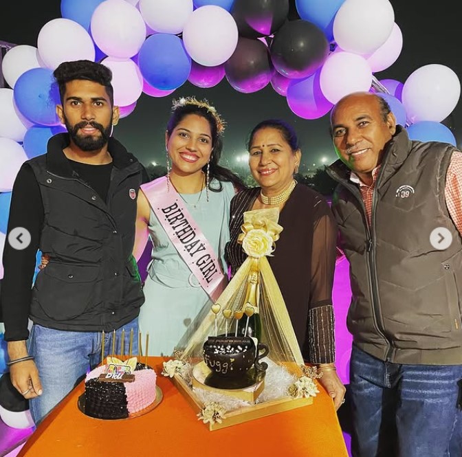 Falguni Bhatia (Devesh Sharma’s Wife) Wiki, Height, Age, Family ...