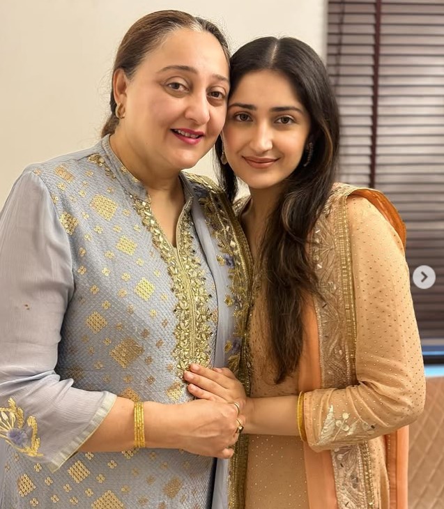 Sayyeshaa Saigal Biography, Age, Height, Husband, Family, Caste & More