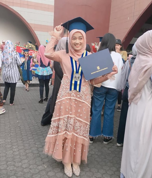 Dinda Firdausa: Age, Husband, Family, Biography, Net Worth and More