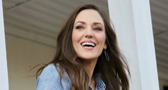 Laura Osnes's Age, Biography, Husband, Children, Net Worth, Height